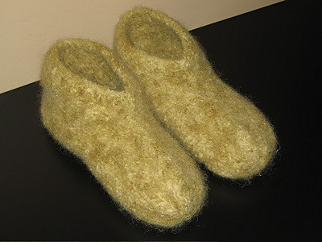 Ravelry: Knitting Nonni's Felted Slippers pattern by Mariella Apodaca