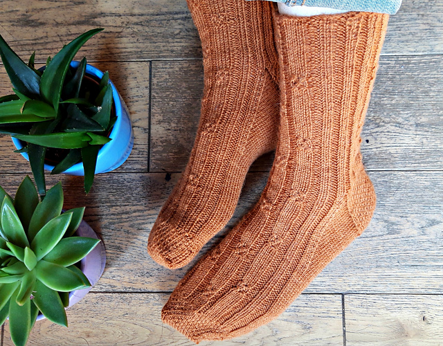Ravelry: Deceptively Knotty Socks pattern by Winwick Mum