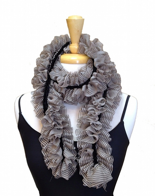 Ravelry: Tecido Trico & Panné Ruffled Scarf pattern by Tricoter Seattle