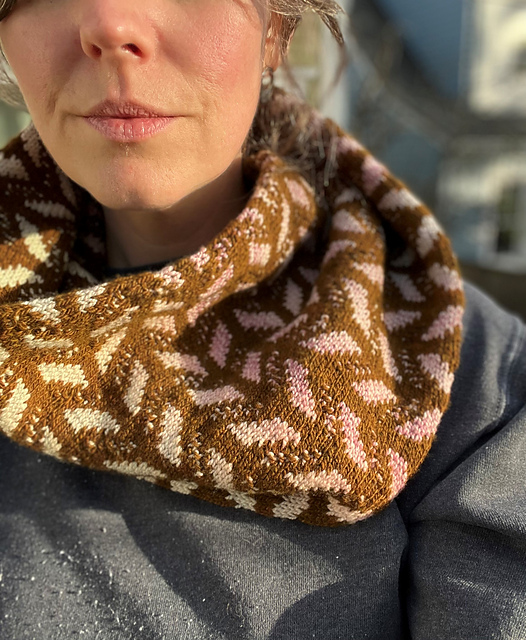 Ravelry: volant moebius COWL pattern by Natalie Bullock