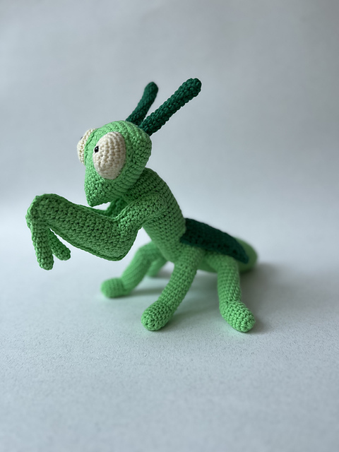Ravelry: Praying Mantis pattern by Anna Sytnikova