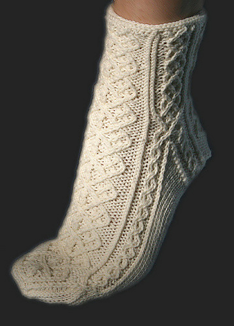 Ravelry: Hélène Socks pattern by Tuulia Salmela