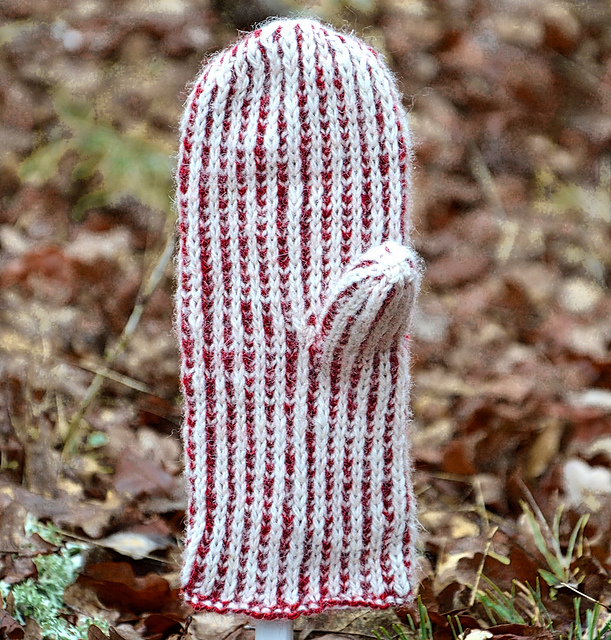 Ravelry: Cool mitt with slipped stitches pattern by Ann Linderhjelm