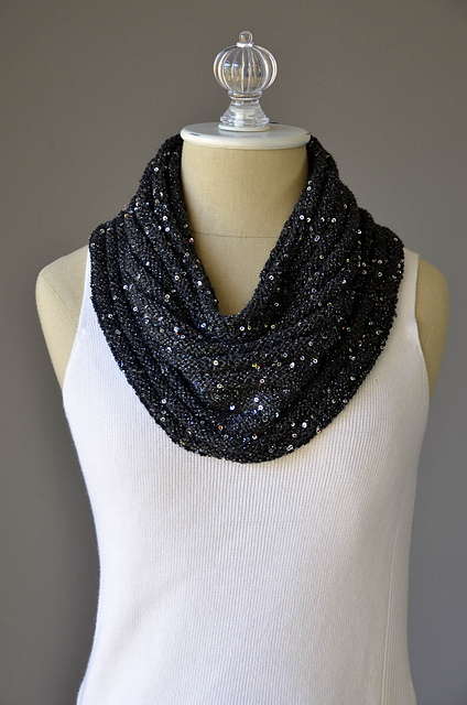 Ravelry: Crinkle Cowl pattern by Universal Yarn