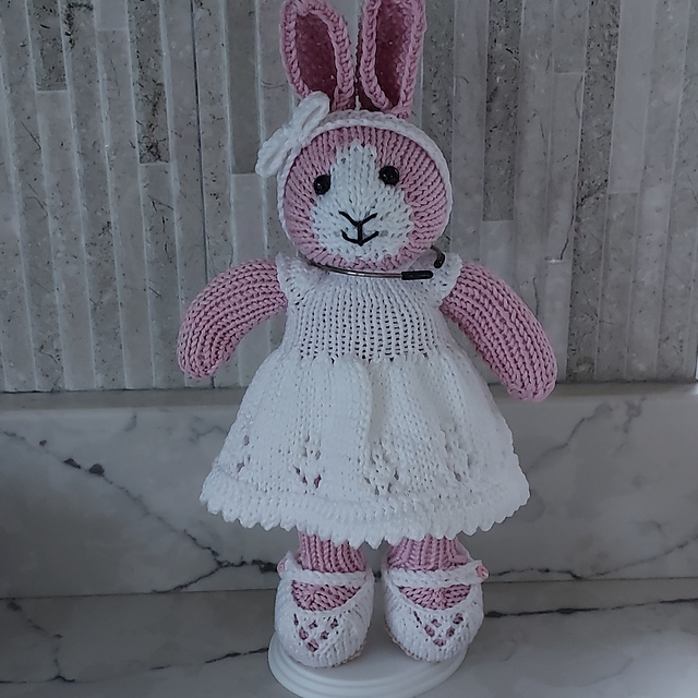 Ravelry: Valerie321's Two pink bunnies