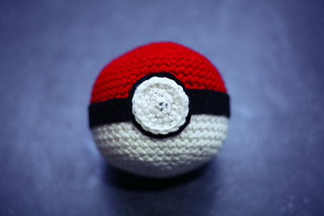 Ravelry: Amigurumi Pokéball - Video Tutorial pattern by Codi Hudnall