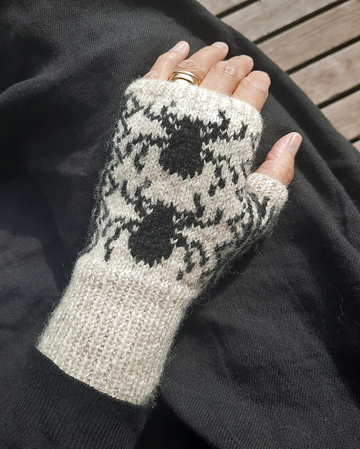 Ravelry: Halloween 2025 fingerless mittens pattern by Veronica Forsberg