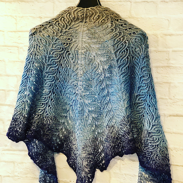 Ravelry: Lace-Tuch Wellenbögen pattern by Veronika Hug (Woolly Hugs)
