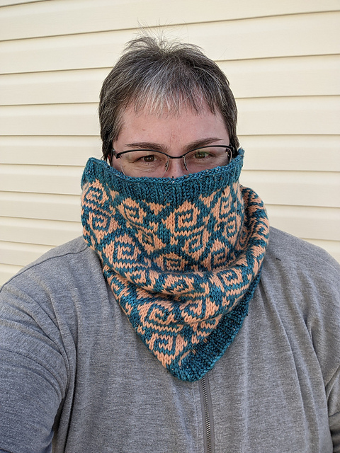 Ravelry: Hrerde Cowl pattern by Vikki Perkins