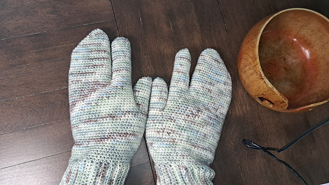 Ravelry: Trigger Mittens pattern by Wendy van Leeuwen