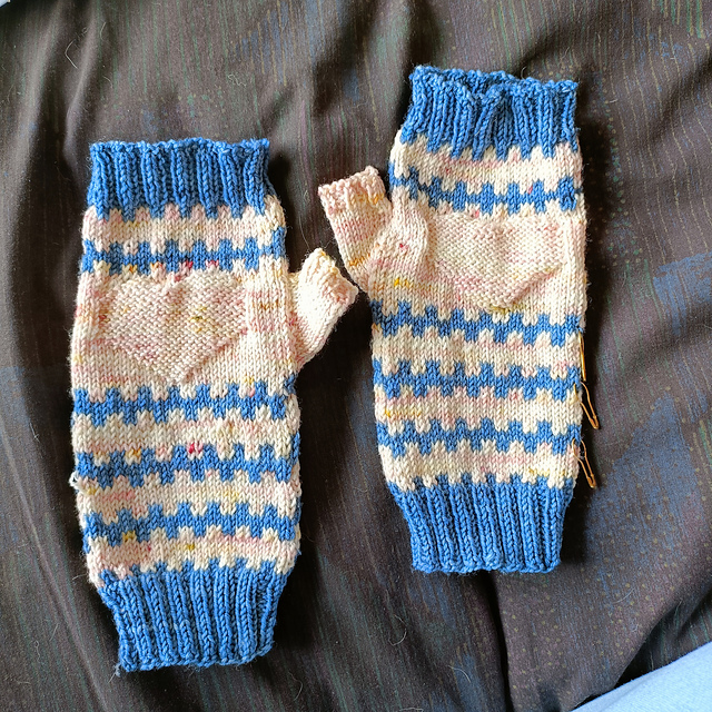 Ravelry: Lego Heart Mittens pattern by Anita Wessels