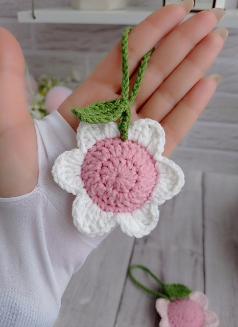 Ravelry: Flower Keychain pattern by Hanna Kasatkina