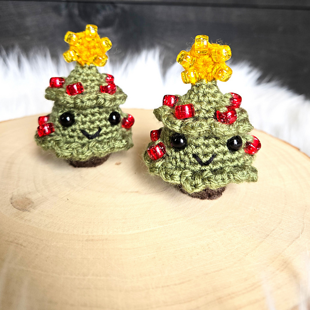 Ravelry: Beaded Fidget Christmas Tree pattern by Emily Nigro