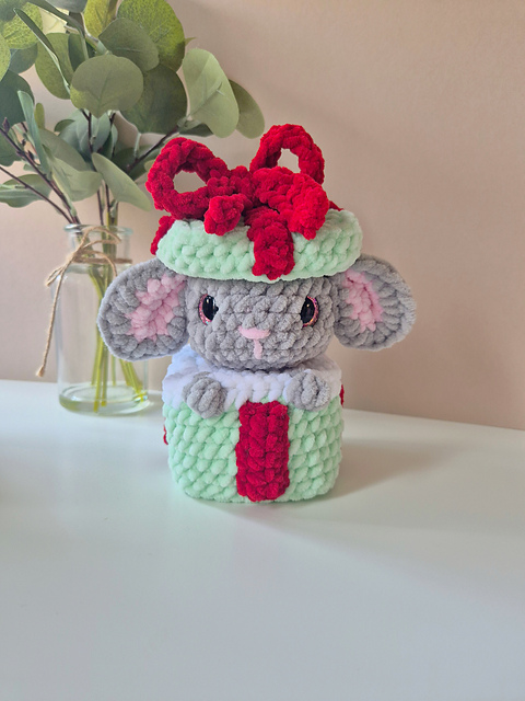 Ravelry: Festive Mouse - 7192 pattern by Yarnsmiths