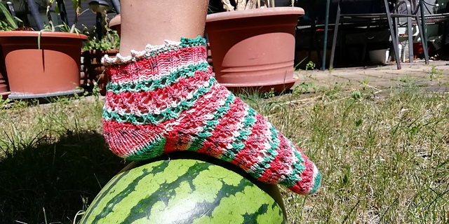Ravelry: Luftig fruchtige Melone Sommersöckchen pattern by Robin Schönberg