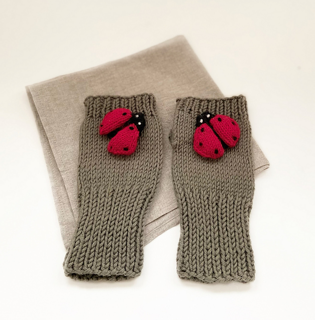 Ravelry: Ladybugs fingerless gloves pattern by wooloks
