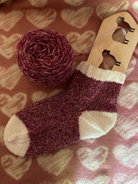 Ravelry: The cosy contrast sock pattern by Charlotte Rutland