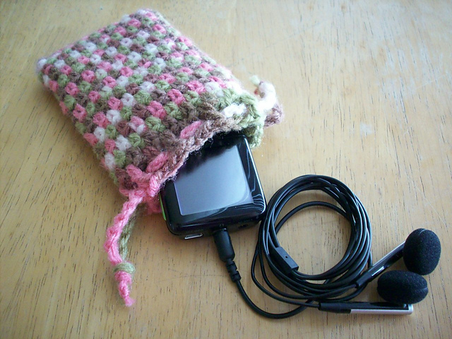 Ravelry: MP3 Pouch pattern by Amber Jones