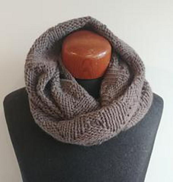 Ravelry: Chunky Textured Cowl pattern by Lisa Overby