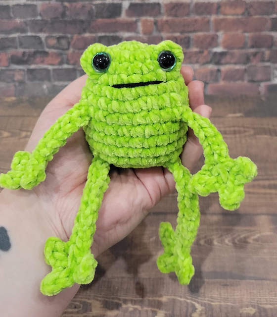 Ravelry: long leg frog amigurumi pattern by Sophia H