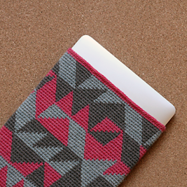 Ravelry: Laptop sleeve pattern by Yarnfreak