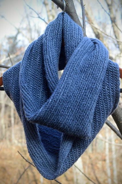 Ravelry: Herringbone Infinity Scarf pattern by Yarnthology