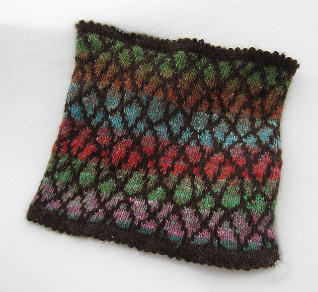 Ravelry: Wavy Grid Cowl pattern by Kate Hedstrom