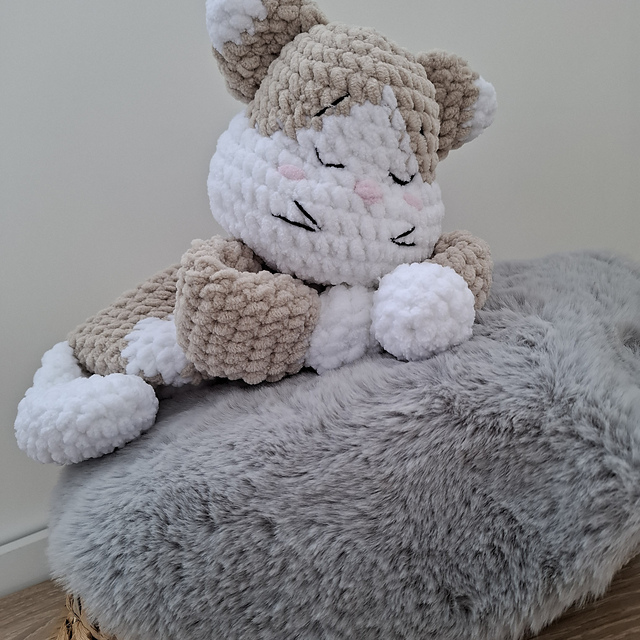 Ravelry: Cat Snuggler pattern by Yoly's Nest