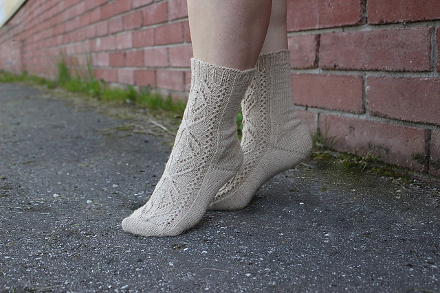 Ravelry: Hourglass socks pattern by Yuliya Elfimova