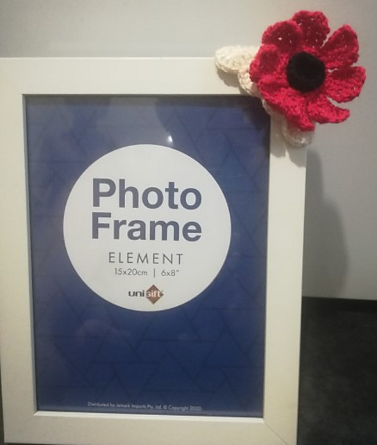 Ravelry: Remembrance Poppy Photo Frame Ornament pattern by Zailysa ...