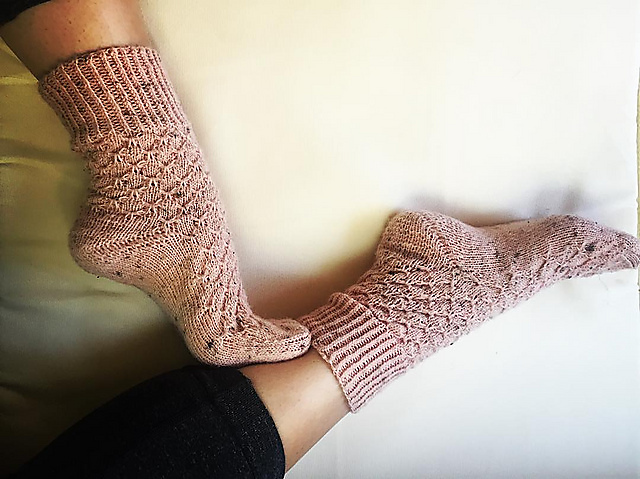 Ravelry: Dimples Socks pattern by Marielle Zatar