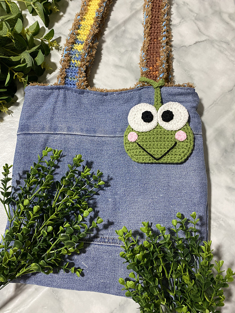 Ravelry: Frog Bag Charm pattern by Jennifer Zeno