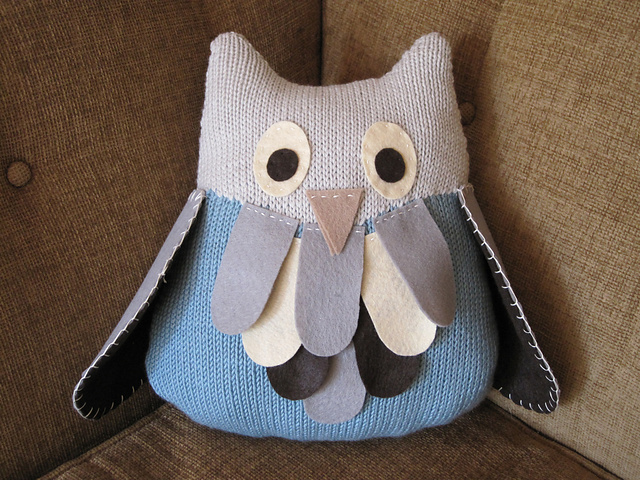 Ravelry: Owl Cushion pattern by Zoë Mellor