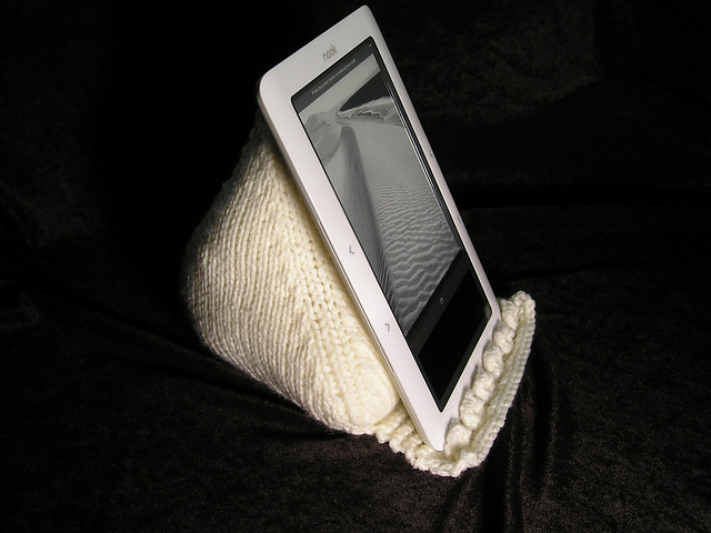 Ravelry: eReader Pillow Prop pattern by Elizabeth Arundel