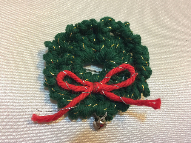 Ravelry: Mini Wreath Pin pattern by Elizabeth Arundel