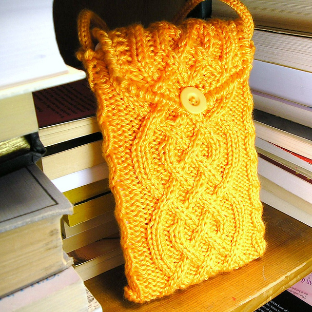 Ravelry: eReader Cabled Cozy pattern by Elizabeth Arundel