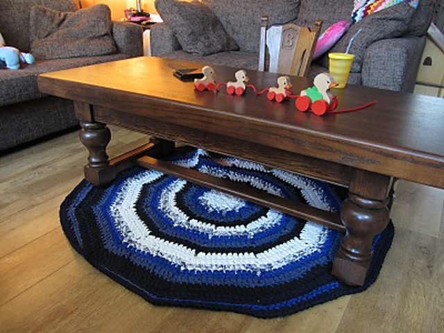 Ravelry: Pinwheel Oval Rug pattern by Barbara de Bruin-Karnekamp