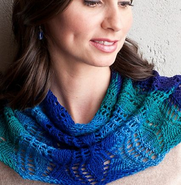 Ravelry: Rippling Fans Cowl pattern by Gladys We