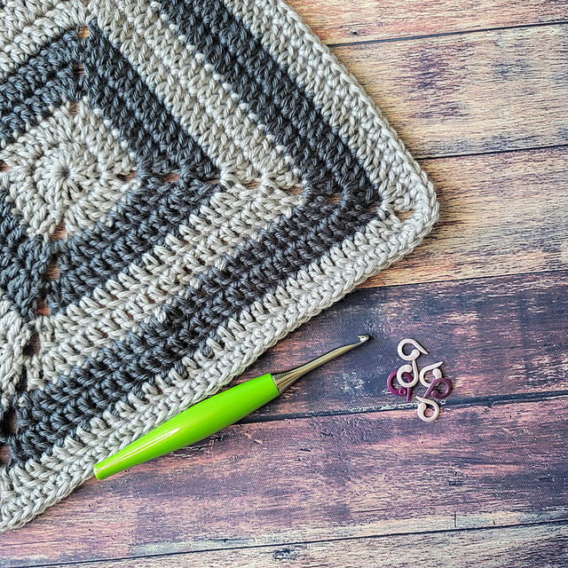 Ravelry: Carré Mammie pattern by ACCROchet