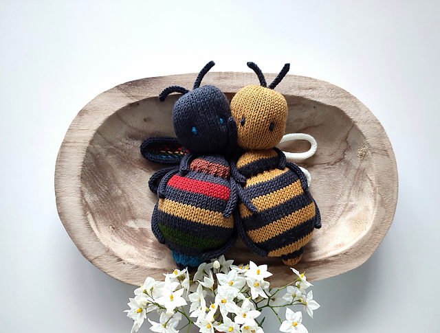 Ravelry: Willow Bee pattern by Sandra Magalhães