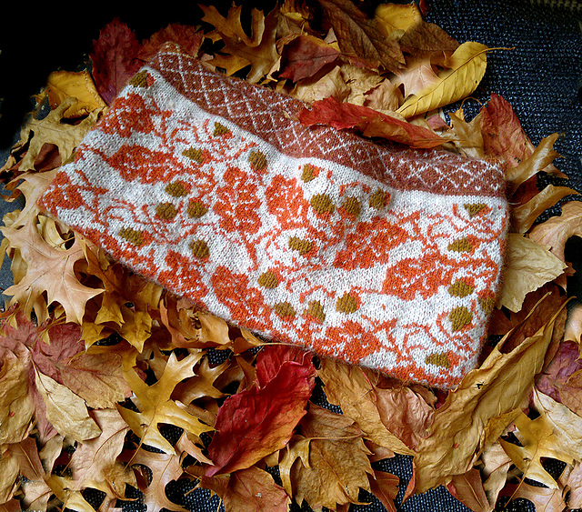 Ravelry: Oak leaves cowl pattern by alfa knits