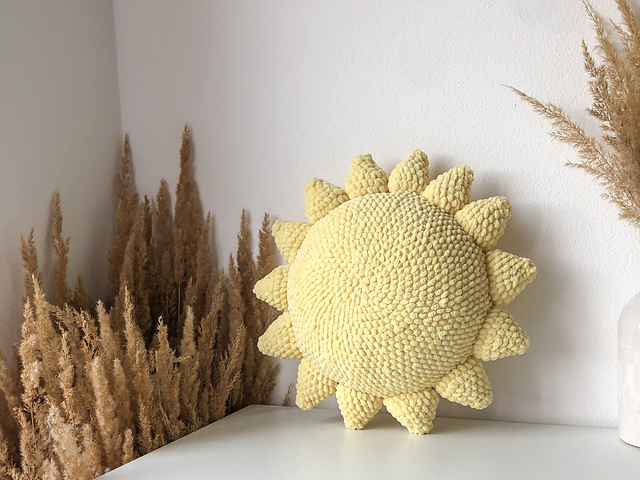 Ravelry: sun pillow pattern by Aleksandra Maka