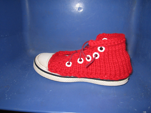 Ravelry: Converse Shoes pattern by Blueandredcows
