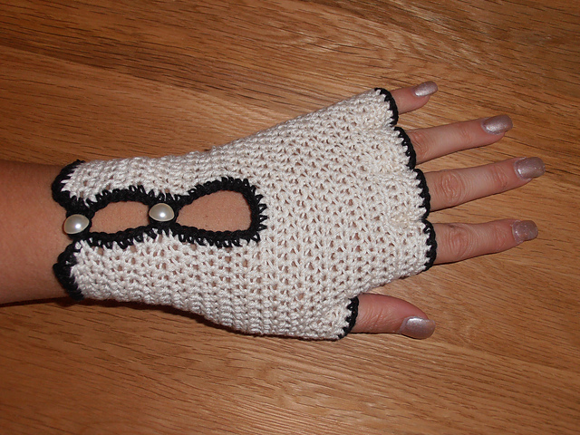 Ravelry: Driving Gloves pattern by Nicky Hale