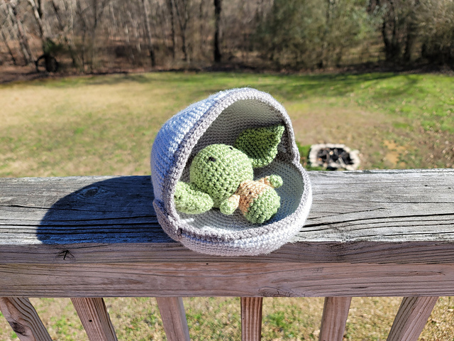 Ravelry: alien space pod pattern by Allyson Morse