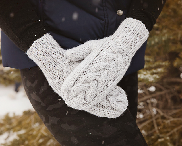Ravelry: Cozy Cable Mittens pattern by Leelee Knits