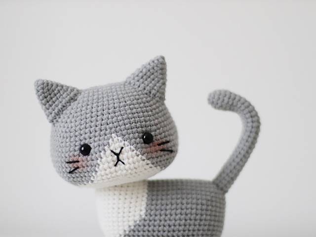 Ravelry: Lilac Bicolor Cat pattern by Hain Chan