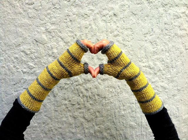 Ravelry: Flipside Mitts pattern by Amy Miller