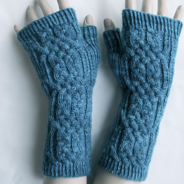 Ravelry: Le Seul Cabled Mitts pattern by Linda Lehman