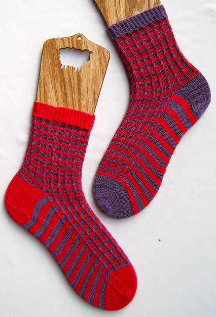 Ravelry: Two Color Mismatched Socks pattern by Linda Lehman